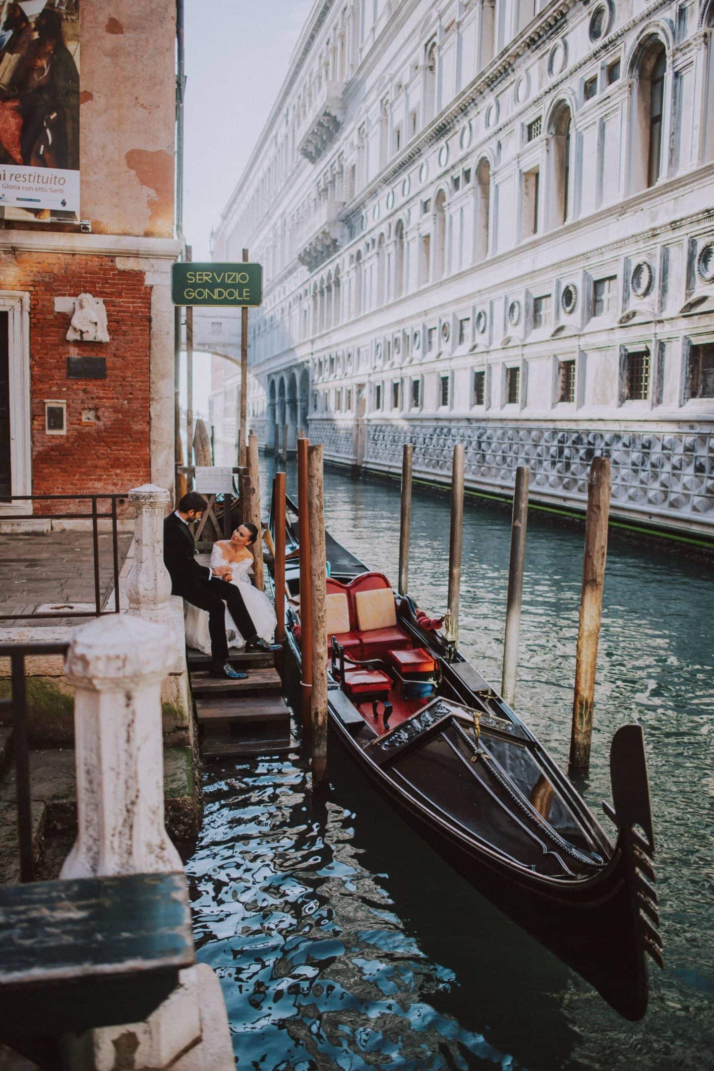 A romantic gondola ride with your Venice photographer? Why not?!