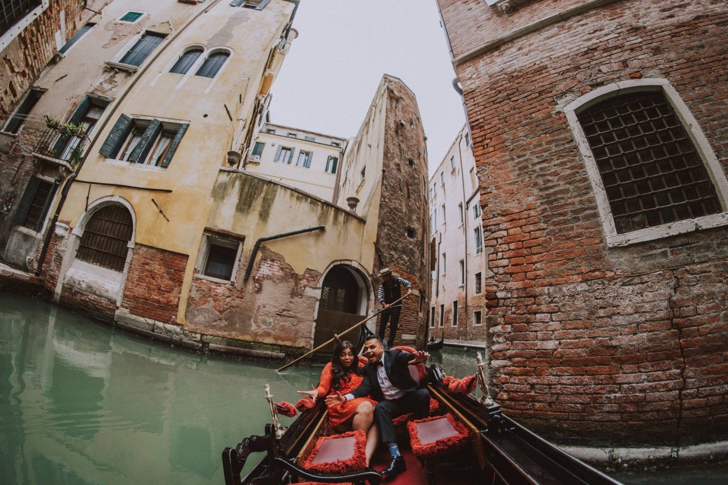 A romantic gondola ride with your Venice photographer? Why not?!